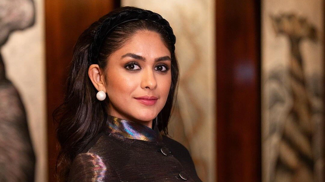 When Mrunal Thakur broke down emotionally on a film set - TheBetterAndhra