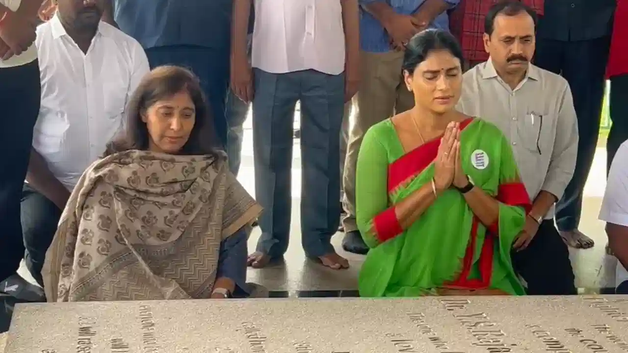 Sharmila meets Vivekananda Reddy’s daughter Sunitha - TheBetterAndhra