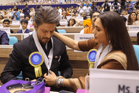 Rani Mukerji fixes lanyard of SRK’s National Award - TheBetterAndhra