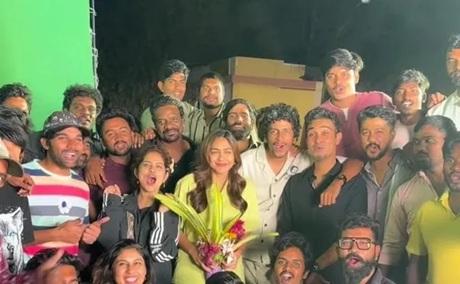 Mrunal Thakur celebrates with the cast & crew as she wraps up the shoot ...